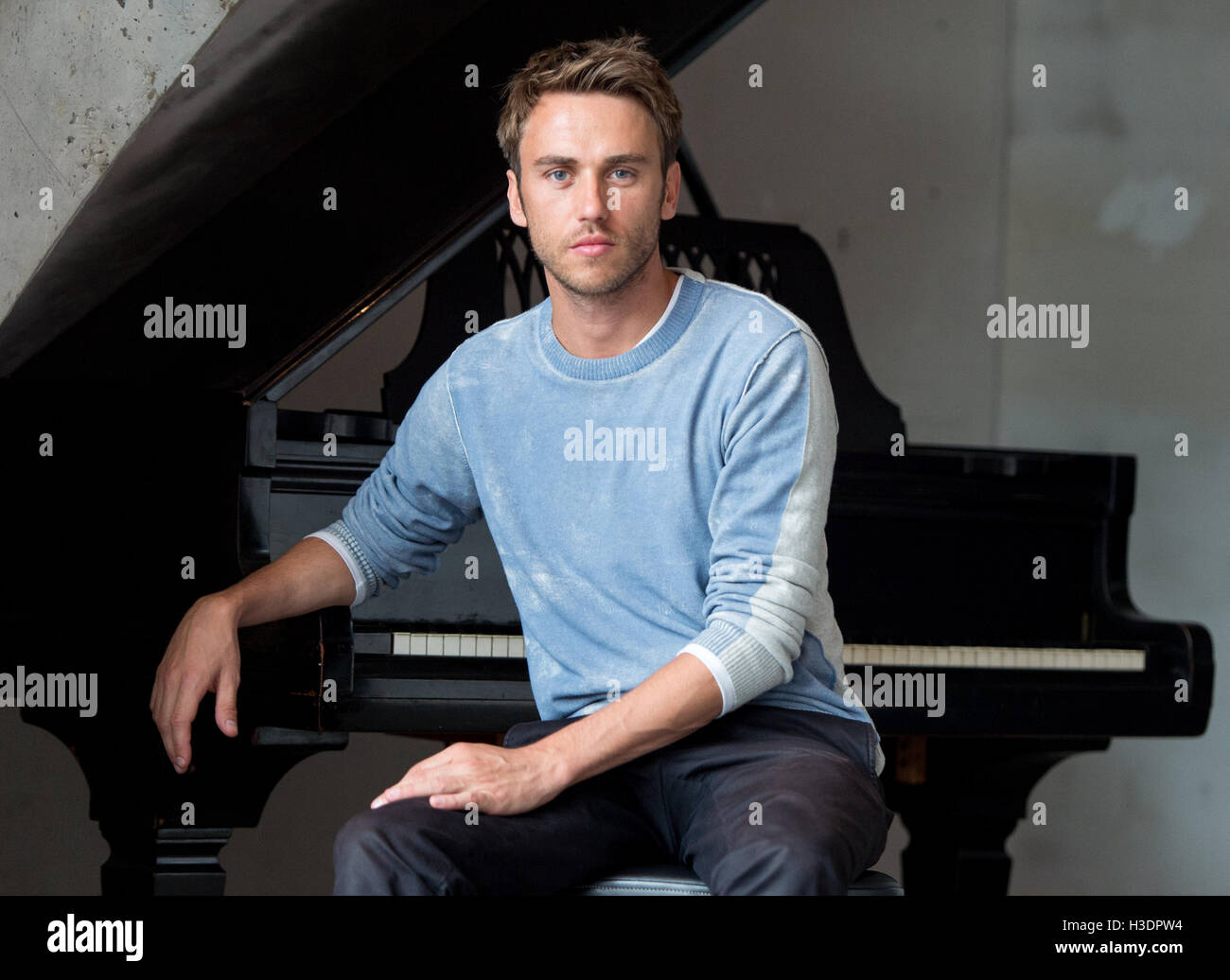 Berlin, Germany. 06th Oct, 2016. German singer Clueso (Thomas Huebner ...