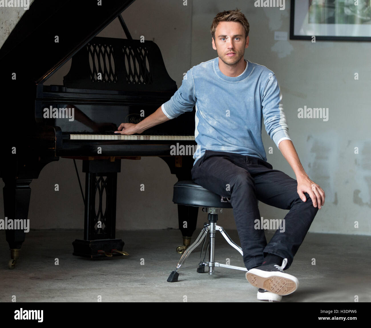 Berlin, Germany. 06th Oct, 2016. German singer Clueso (Thomas Huebner ...