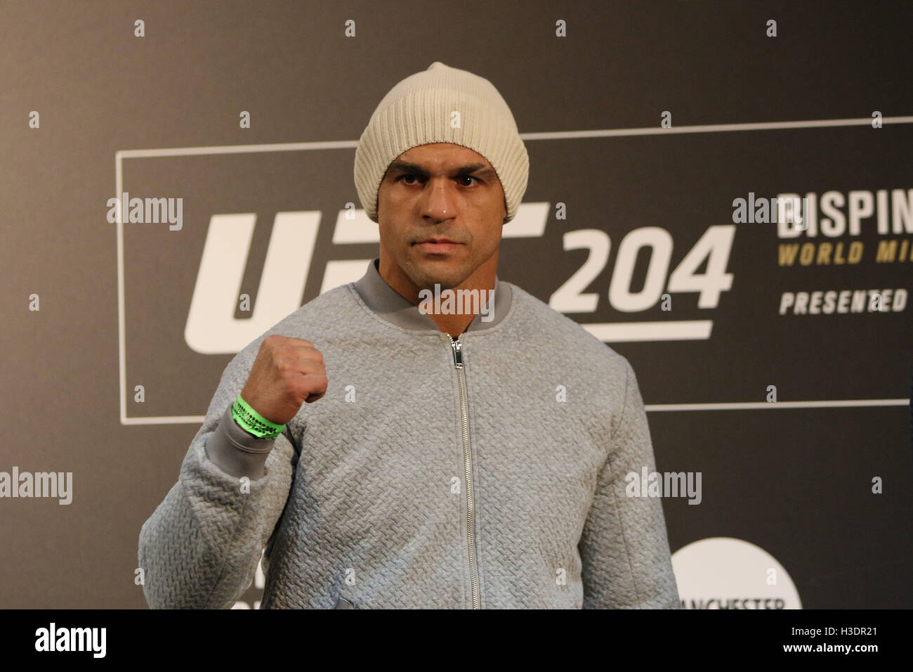 Faces media hi-res stock photography and images - Alamy