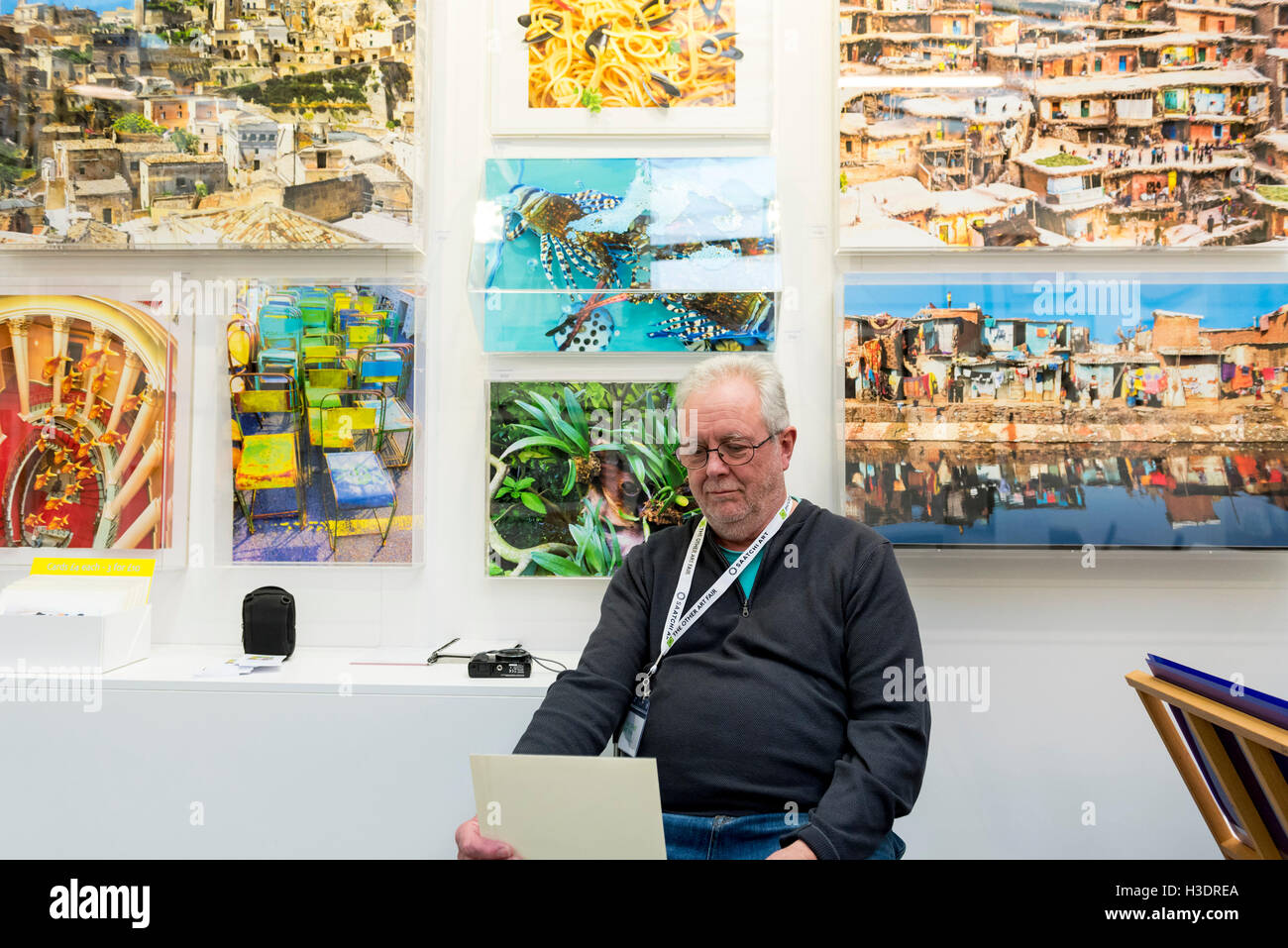 News person taking photographs hi-res stock photography and images - Alamy