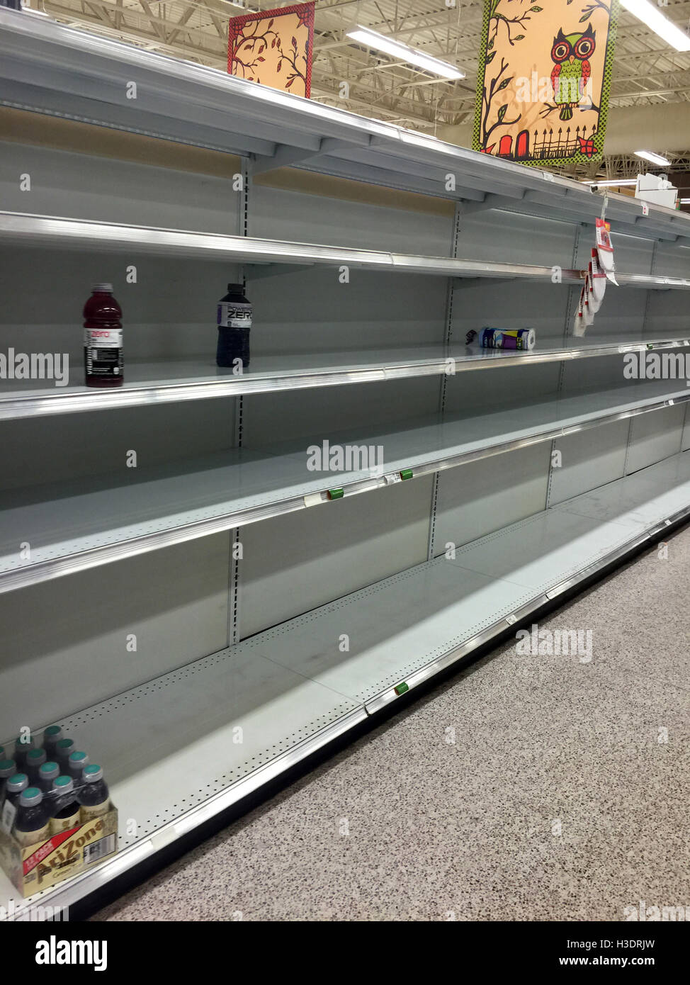 Empty supermarket shelves usa hi-res stock photography and images - Alamy