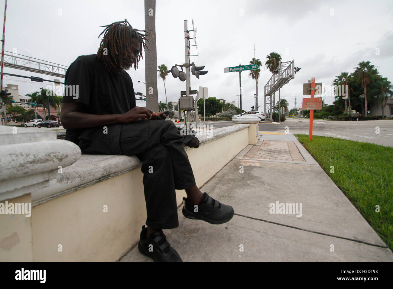 Boca Raton, FL, USA. 6th Oct, 2016. Robert Smith, 54, tries to find ...