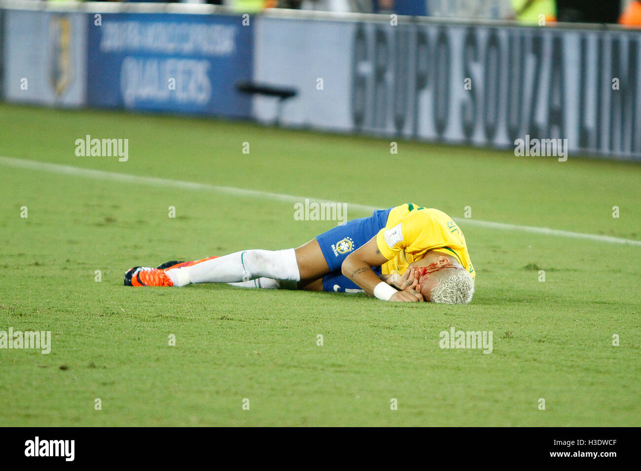 Natal, Brazil. 06th Oct, 2016. Neymar is with his face bleeding on the ...