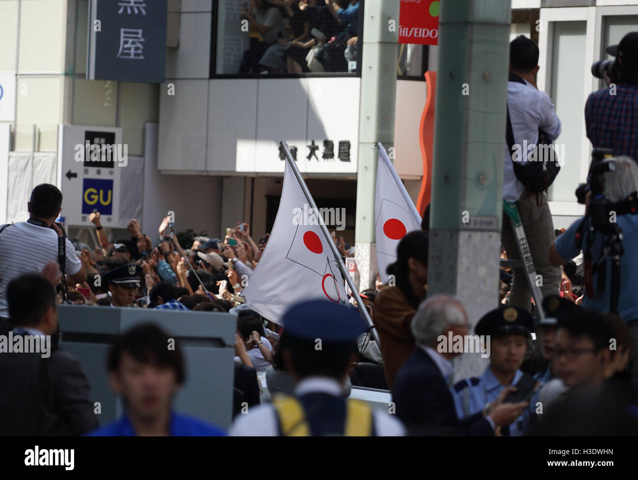 Crowds wait in Ginza to see an open-top bus parade of Japanese ...