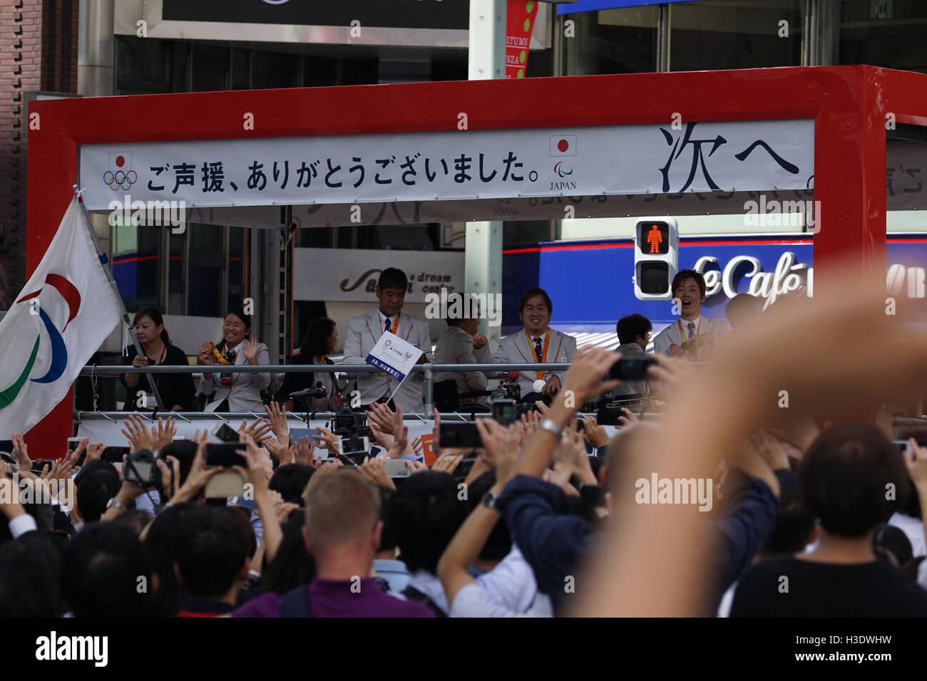 Crowds wait in Ginza to see an open-top bus parade of Japanese ...
