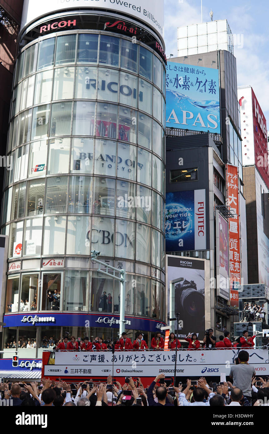 Crowds wait in Ginza to see an open-top bus parade of Japanese ...