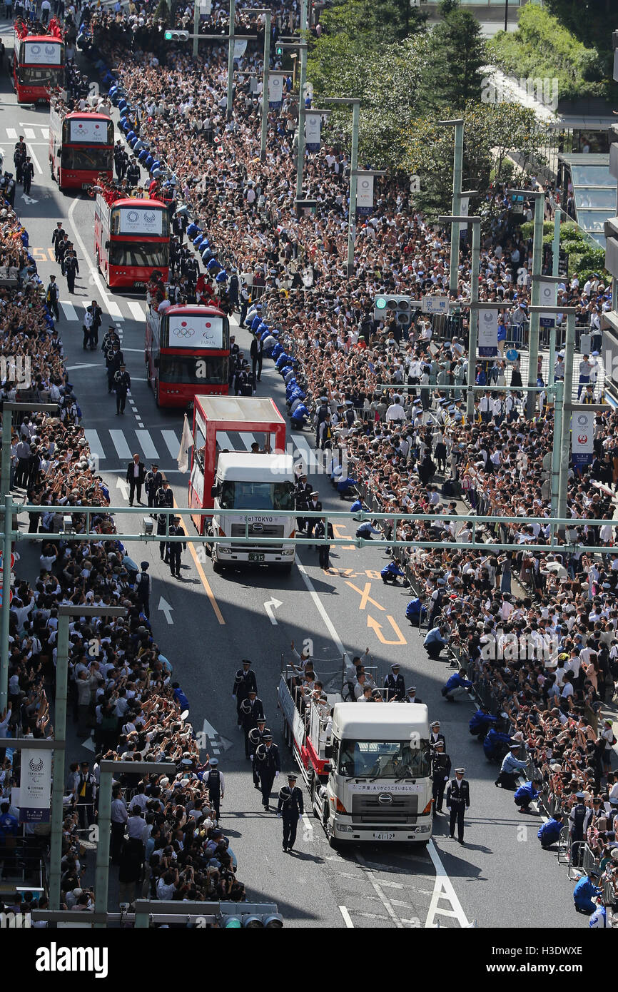 Open top buses hi-res stock photography and images - Alamy