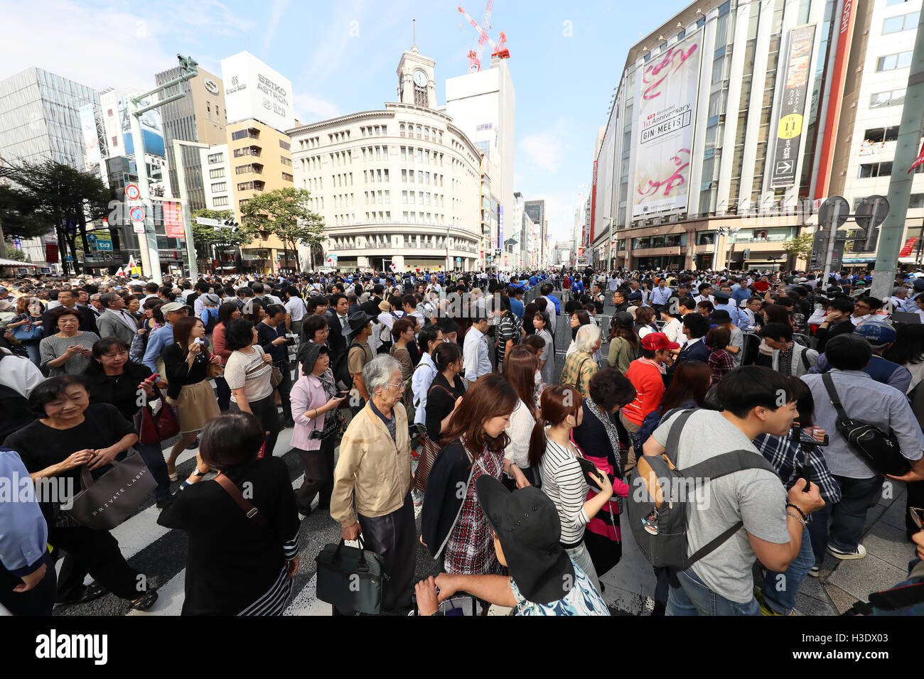 Japanese olympic crowd hi-res stock photography and images - Alamy