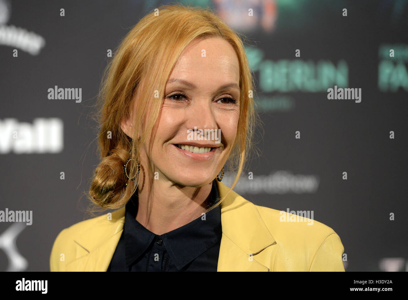 Berlin, Germany. 6th Oct, 2016. Actress Katja Flint arrives for the ...
