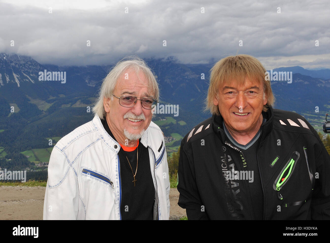 Tirol, Austria. 6th Oct, 2016. Singers Karl-Heinz (l) and Bernd Ulrich ...