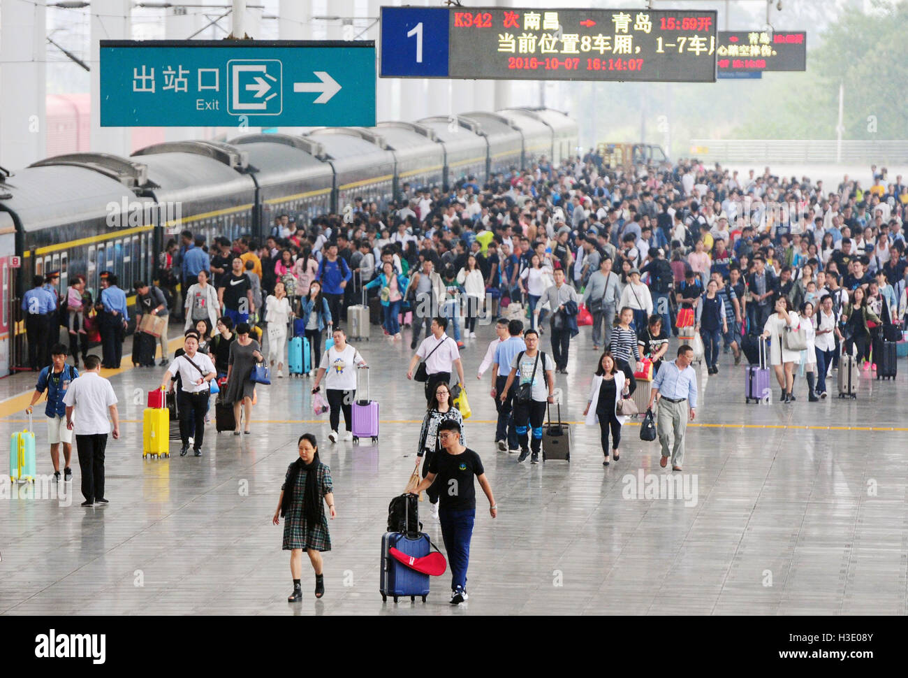Jiujiang, China's Jiangxi Province. 7th Oct, 2016. Passengers arrive at ...