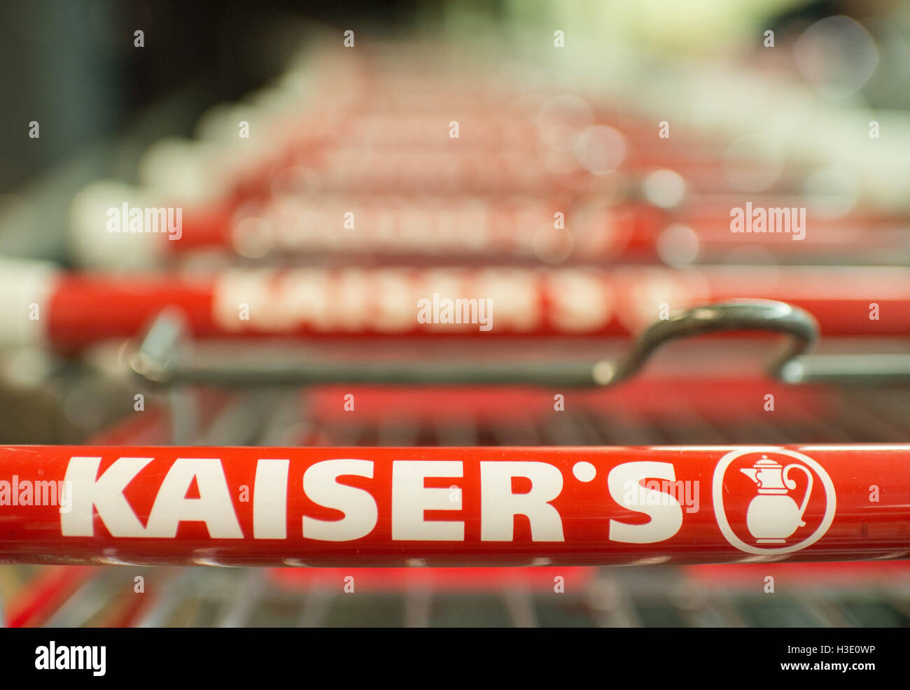 Duesseldorf, Germany. 6th Oct, 2016. Shopping carts with the logo of ...
