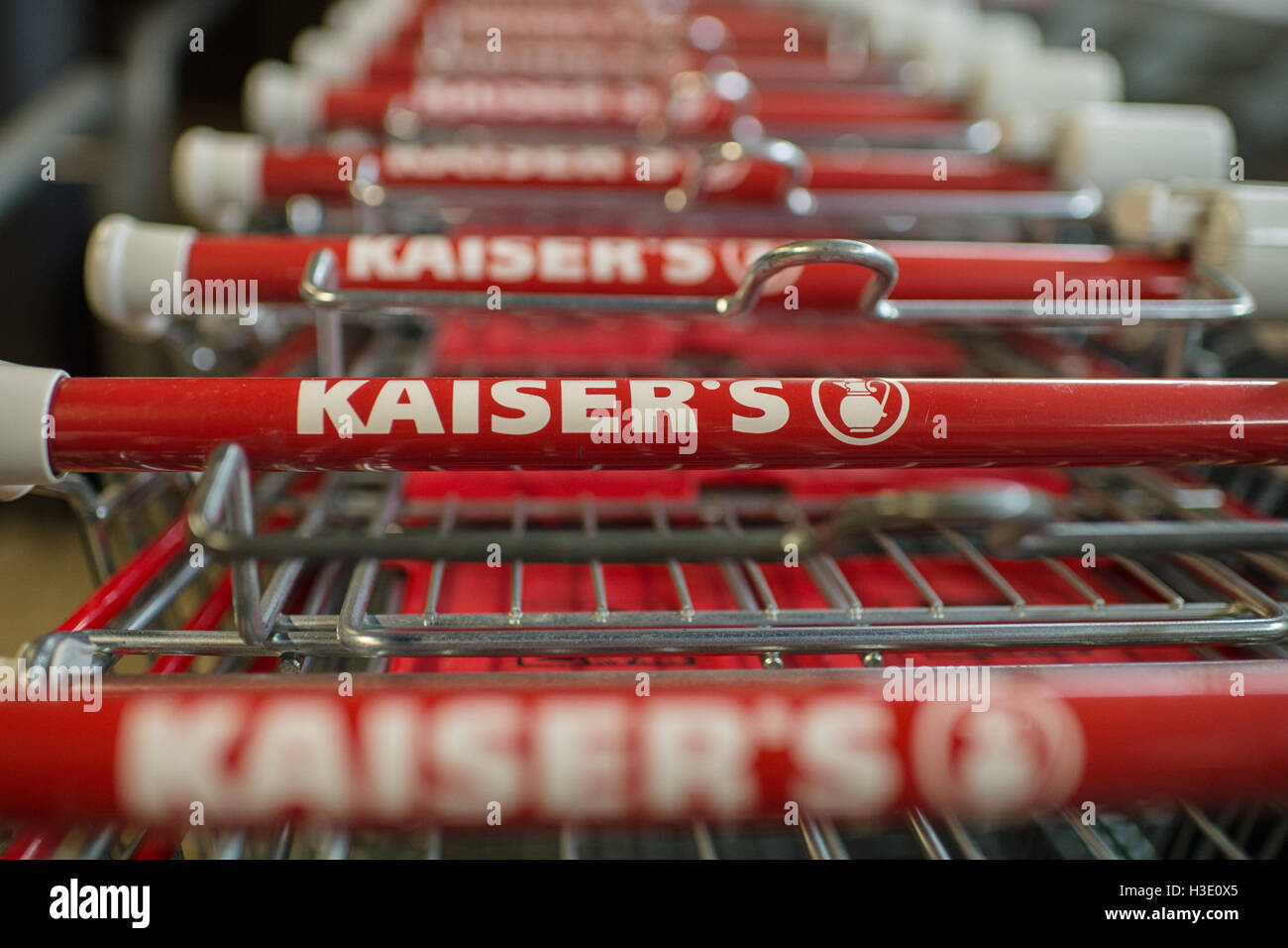Duesseldorf, Germany. 6th Oct, 2016. Shopping carts with the logo of ...