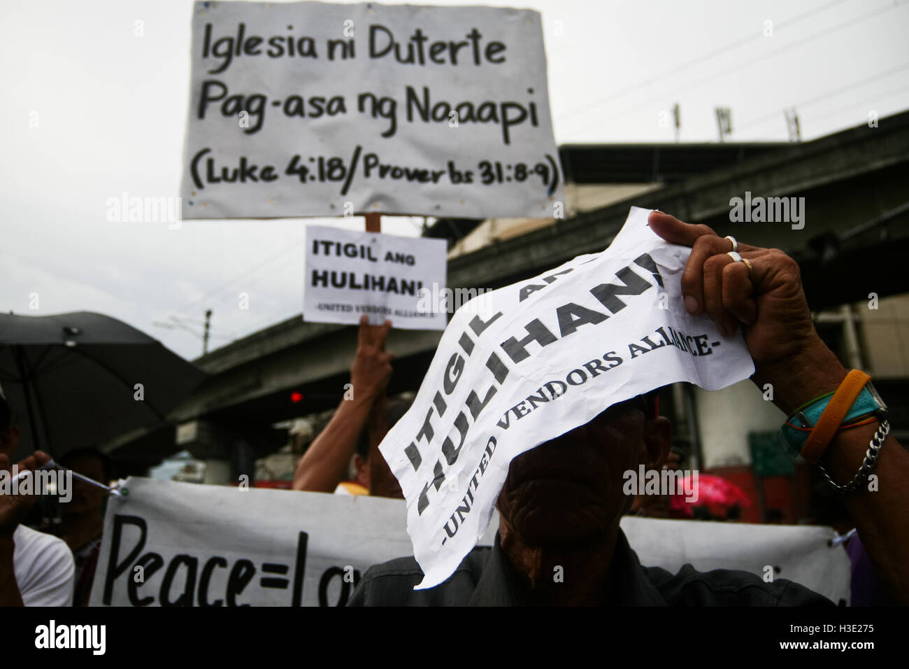 Manila, Philippines. 7th Oct, 2016. An old man holds a slogan asking ...