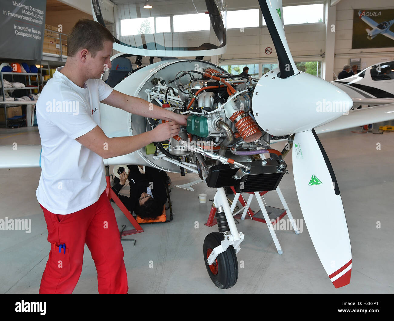 Schoenhagen, Germany. 07th Oct, 2016. Air plane mechanic Felix Hennig ...