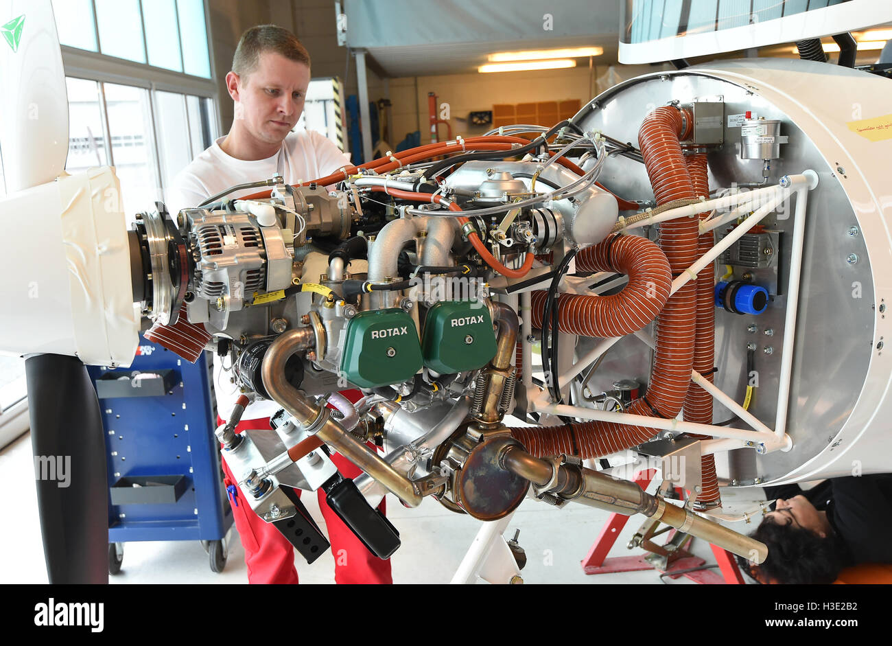 Schoenhagen, Germany. 07th Oct, 2016. Air plane mechanic Felix Hennig ...