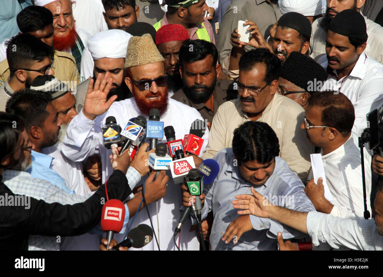 Pakistan. 7th October, 2016. Mufti Muneeb-ur-Rehman talking to media ...