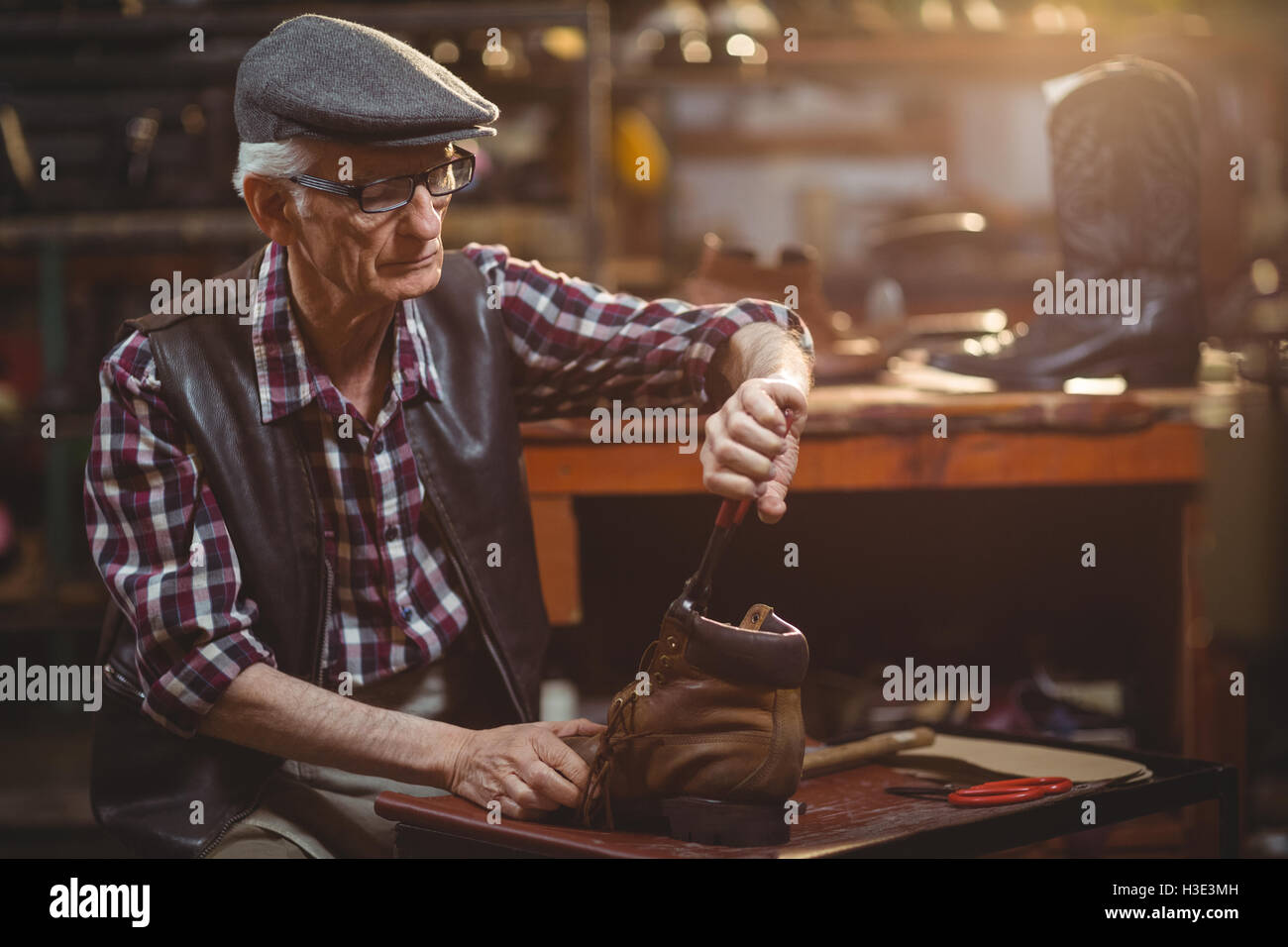 Shoe cobbler hi-res stock photography and images - Alamy