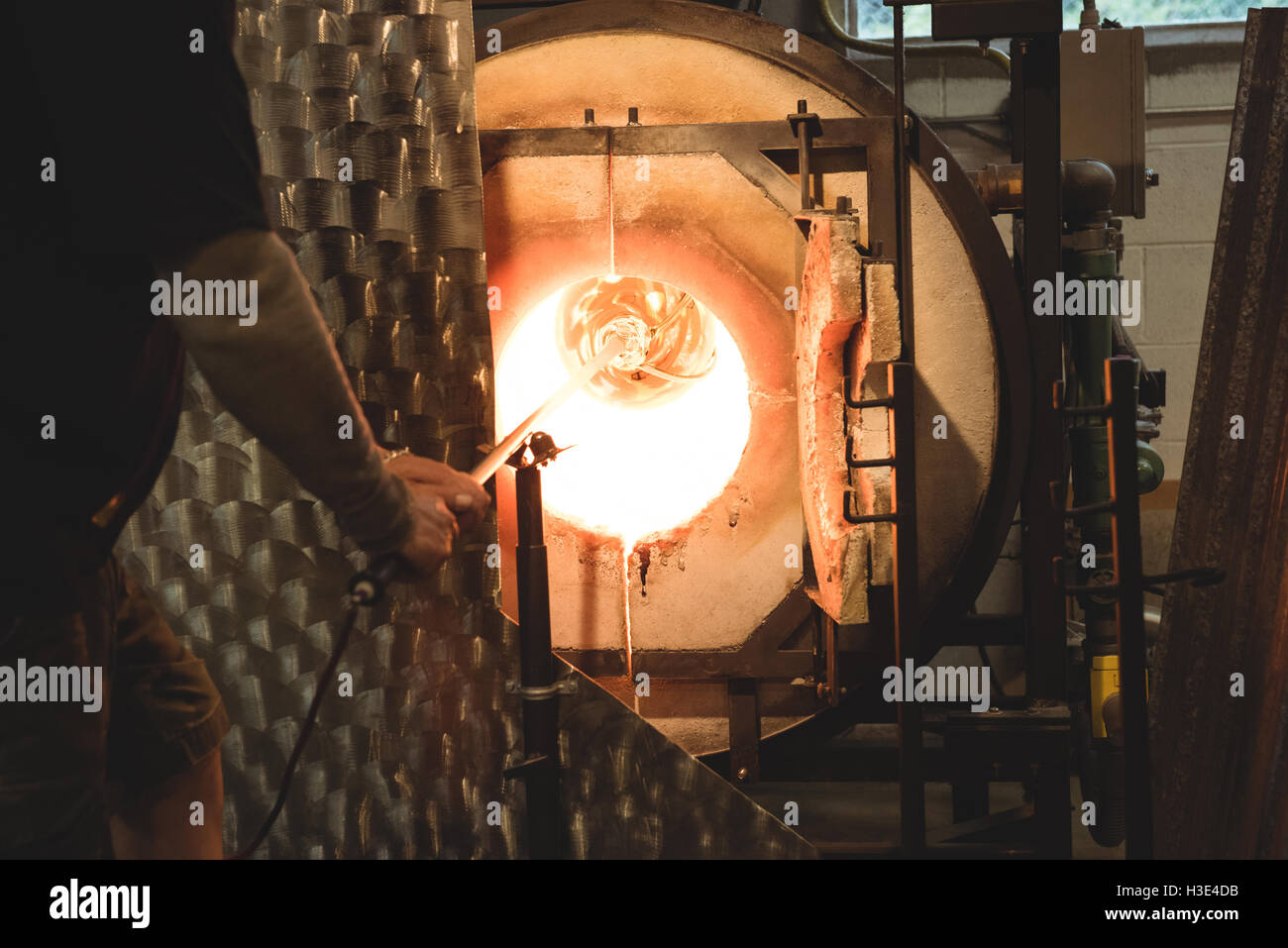 Glass furnace worker hi-res stock photography and images - Alamy