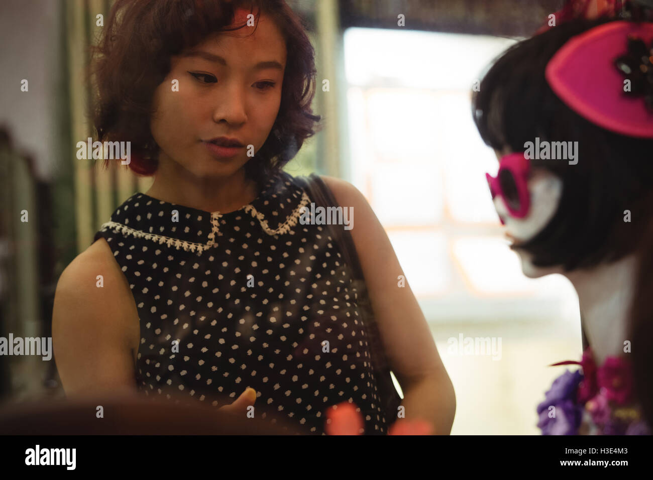 Woman luxury window shopping hi-res stock photography and images - Alamy