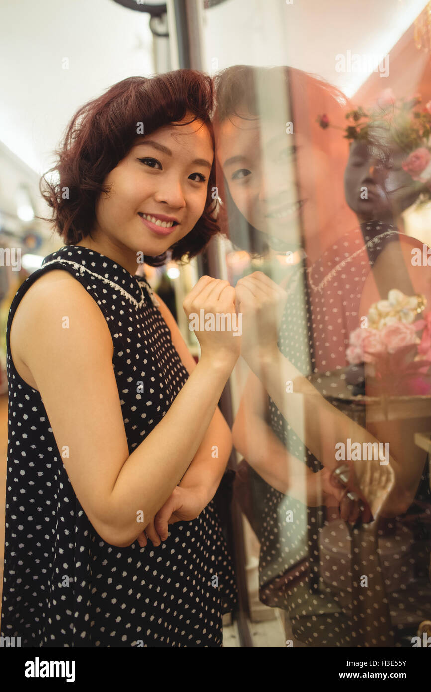 Woman luxury window shopping hi-res stock photography and images - Alamy