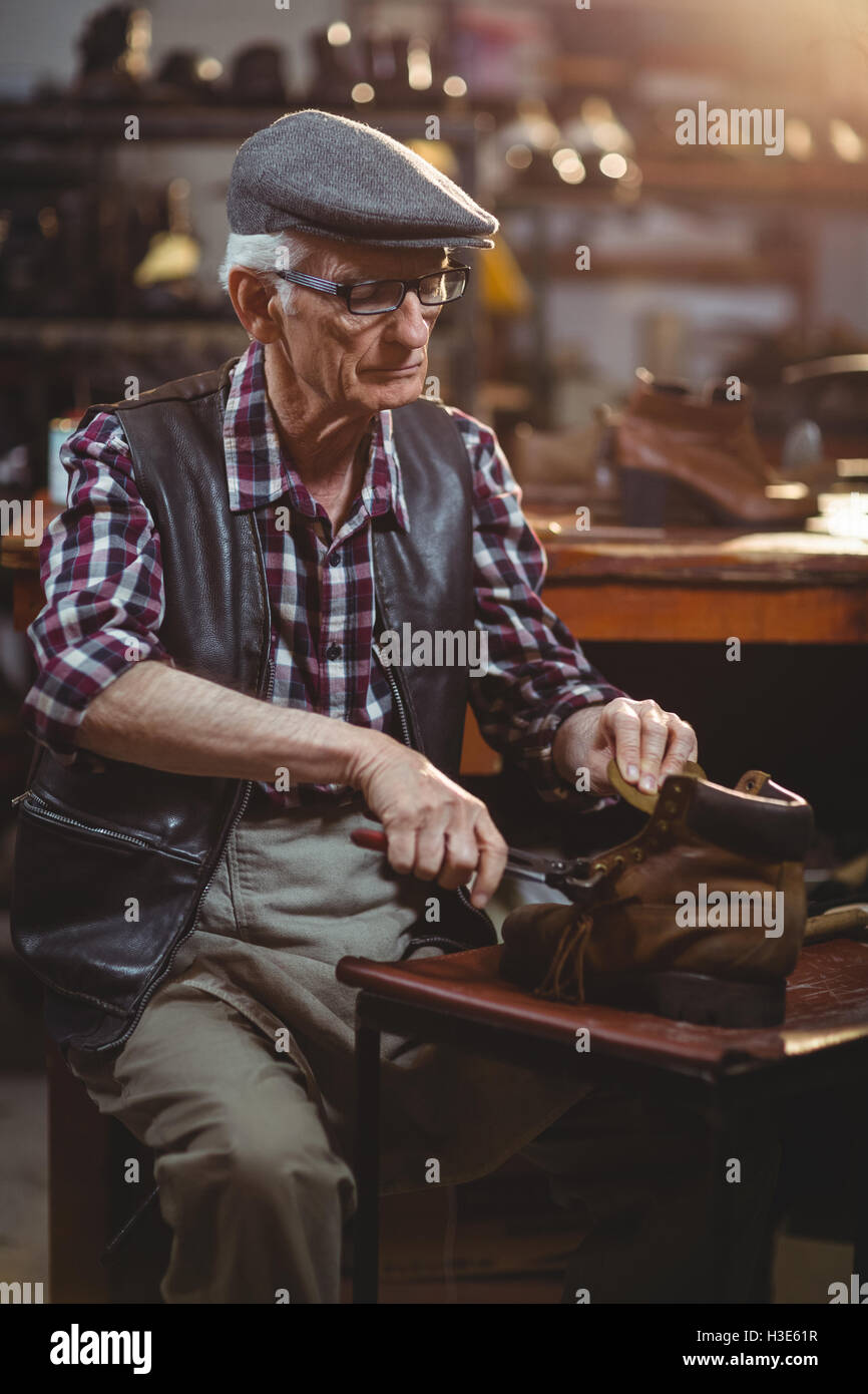 Shoemaker repairing a shoe Stock Photo - Alamy