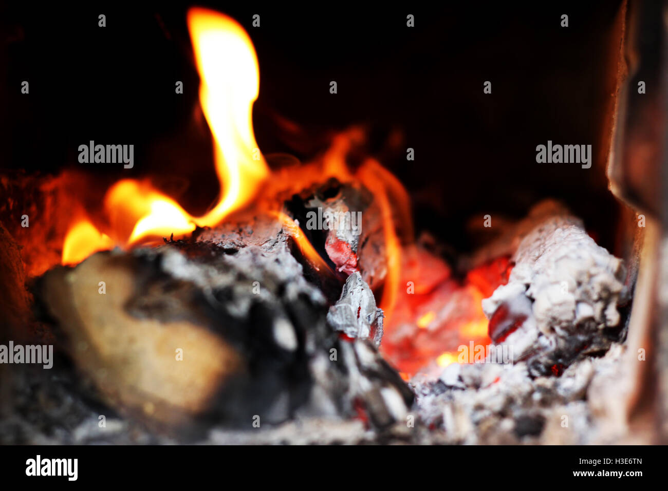 Wood on fire Stock Photo - Alamy