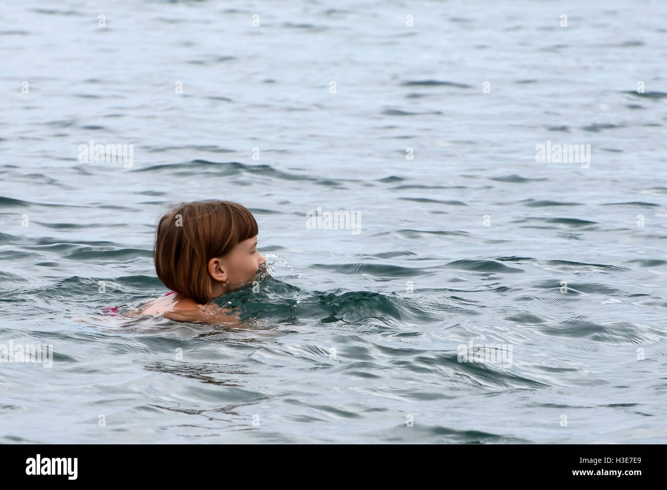Little girl swimming Stock Photo - Alamy