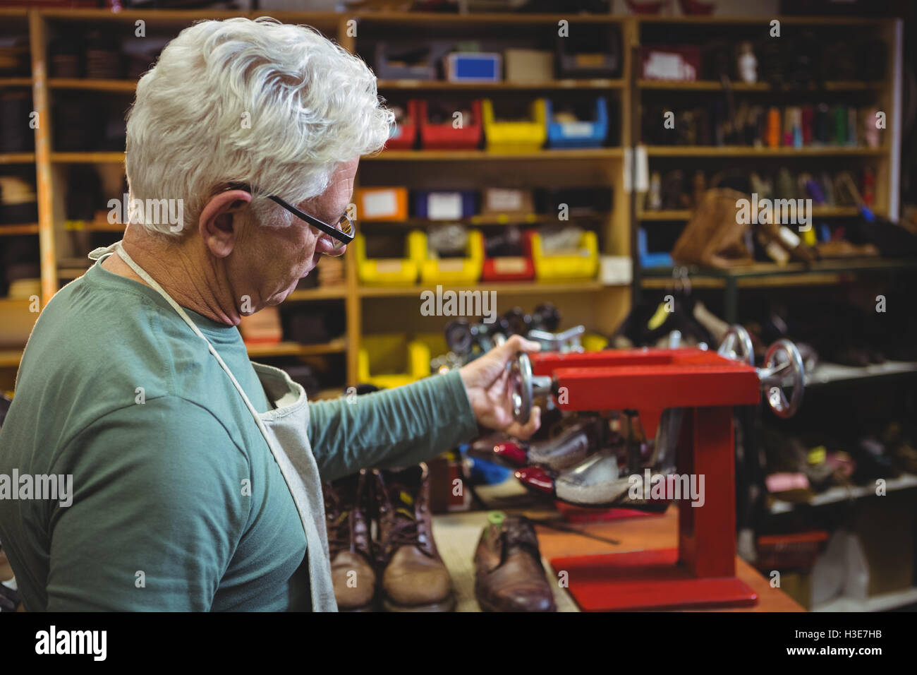 Shoemaker working with stretcher machine Stock Photo - Alamy