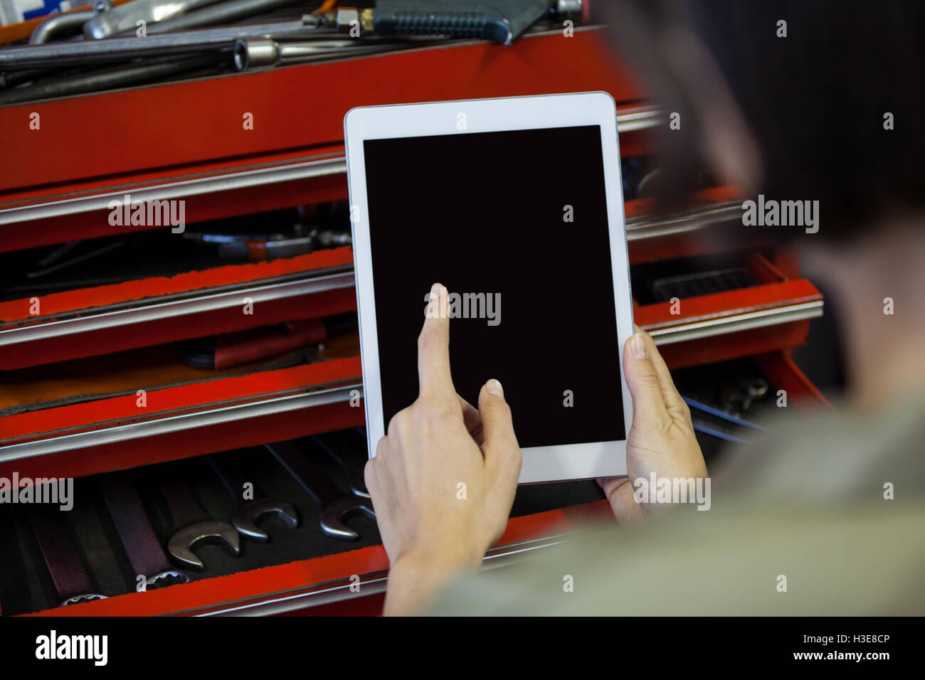 Mechanic using digital tablet Stock Photo - Alamy