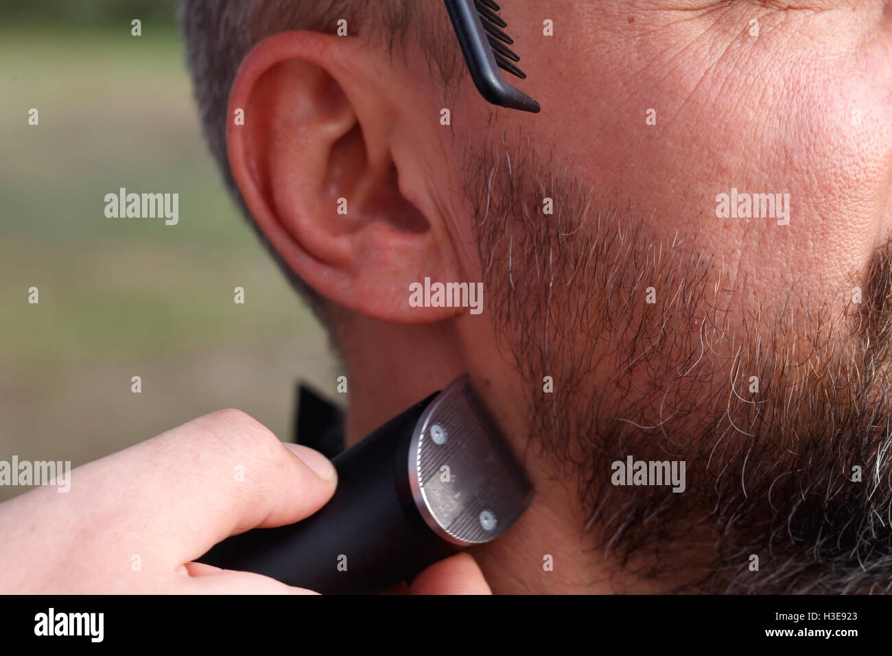 Man head shave salon hi-res stock photography and images - Alamy