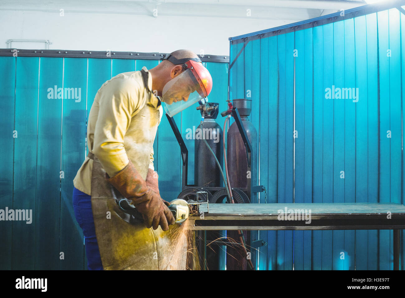 Male welder working on a piece of metal Stock Photo - Alamy