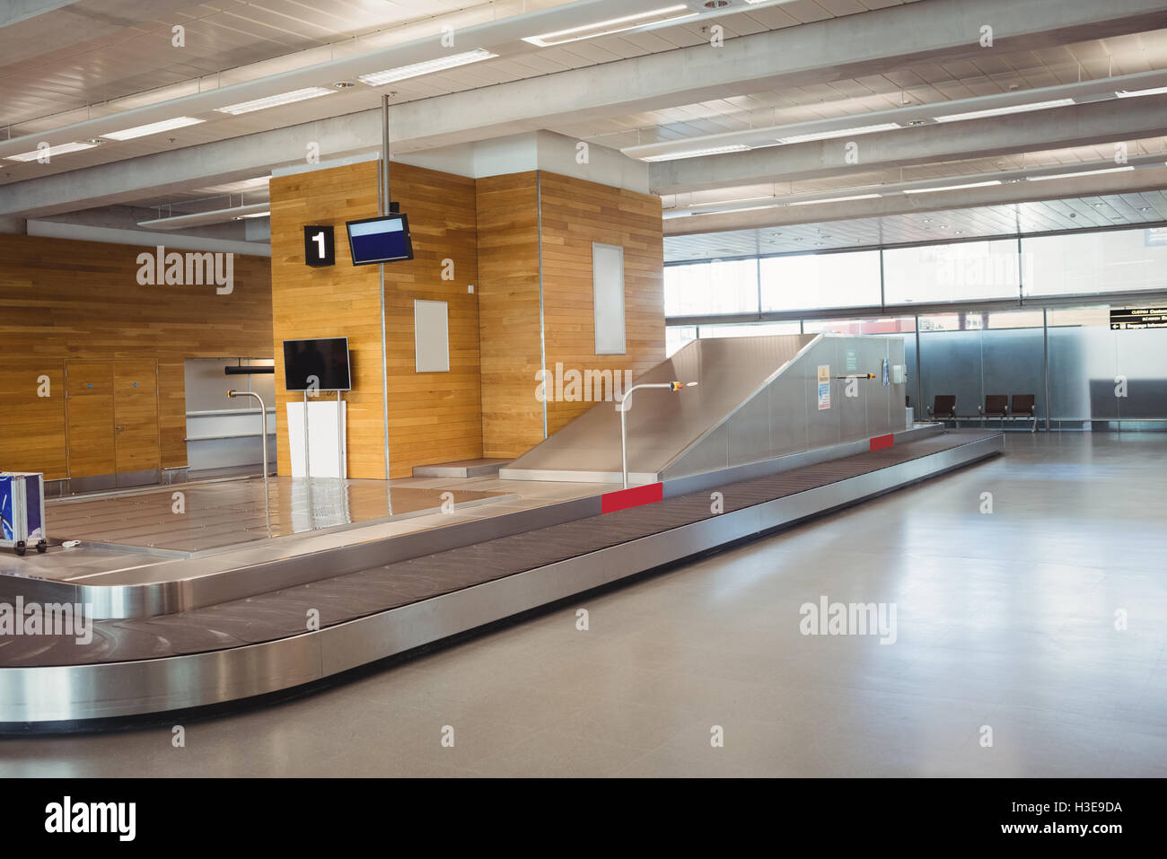 Luggage transport carousel hi-res stock photography and images - Alamy
