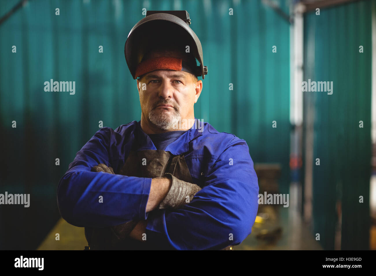 Portrait of male welder standing with arms crossed Stock Photo - Alamy