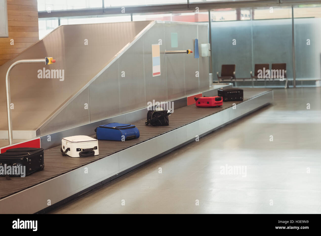 Baggage carousel hi-res stock photography and images - Alamy