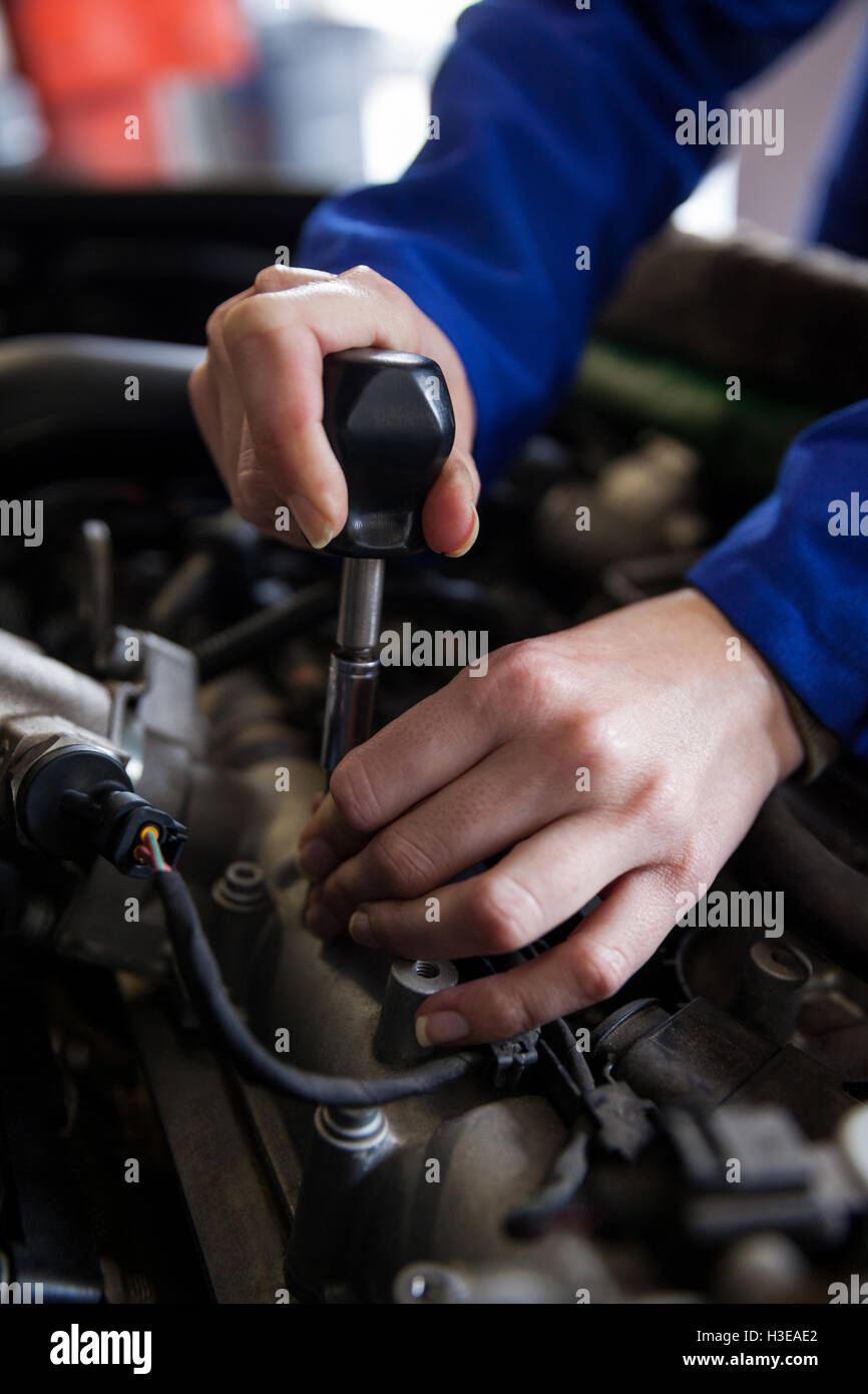 Mechanic servicing car engine Stock Photo - Alamy
