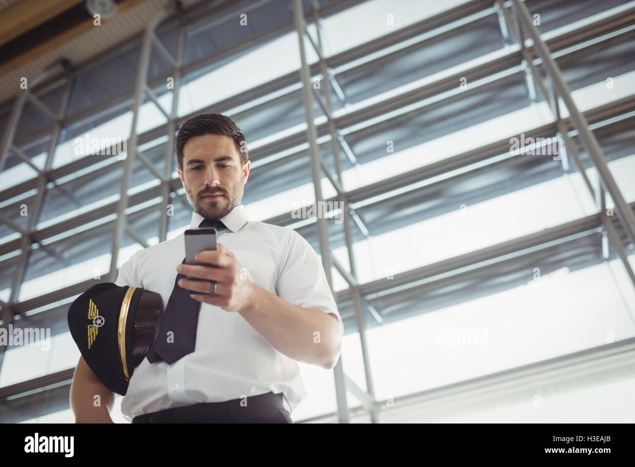 Waiting airport man phone window hi-res stock photography and images ...