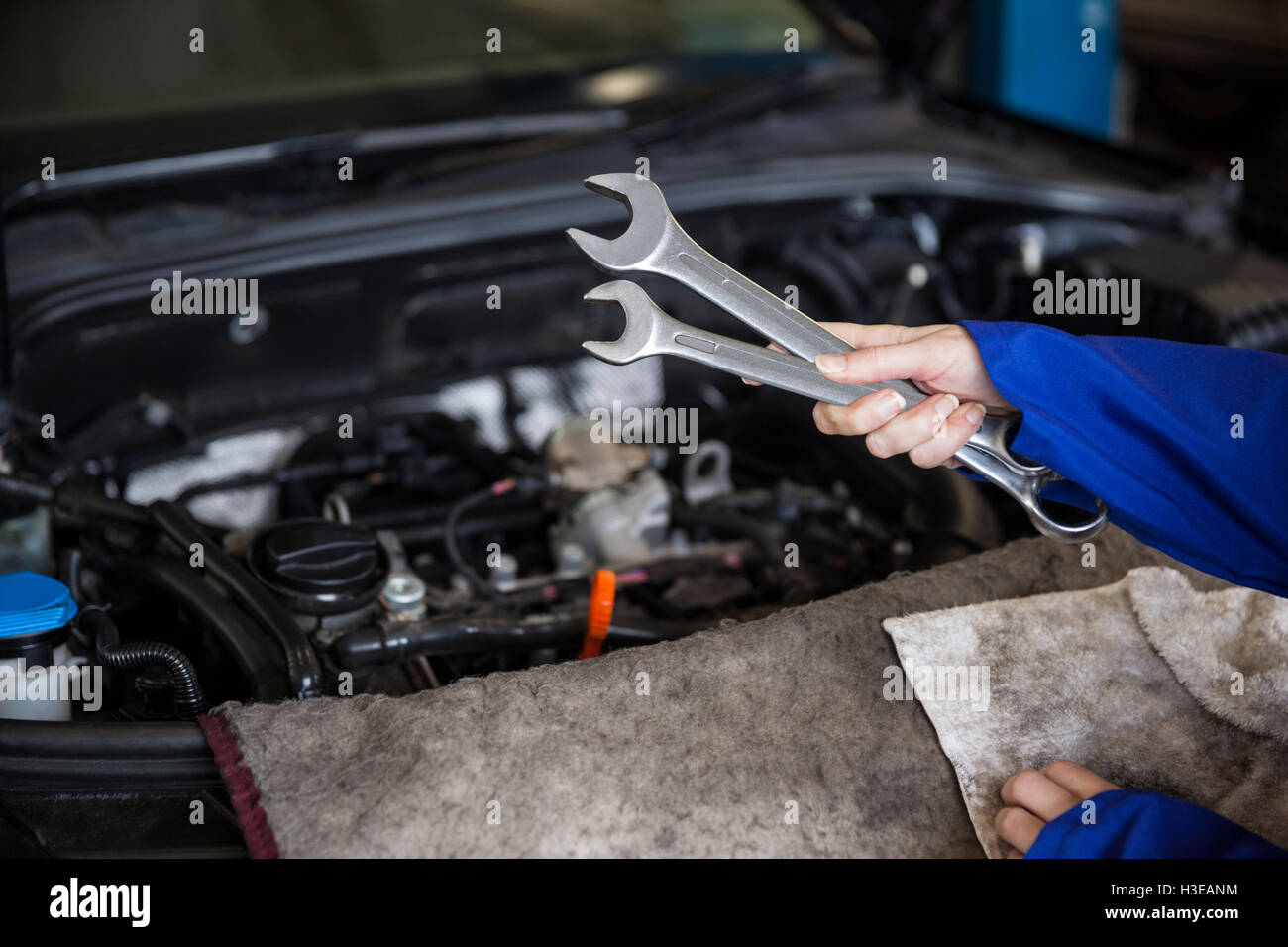 Mechanic servicing car engine Stock Photo - Alamy