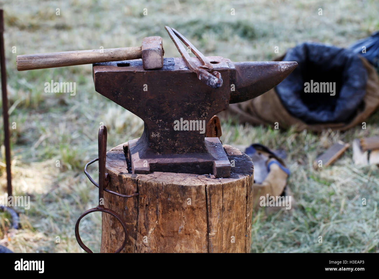 Anvil traditional blacksmith tools hi-res stock photography and images ...