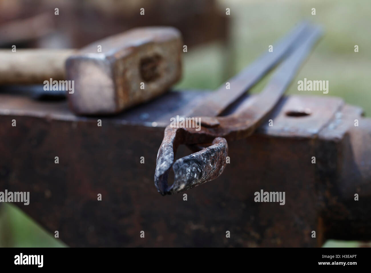 Blacksmith and anvil hi-res stock photography and images - Alamy