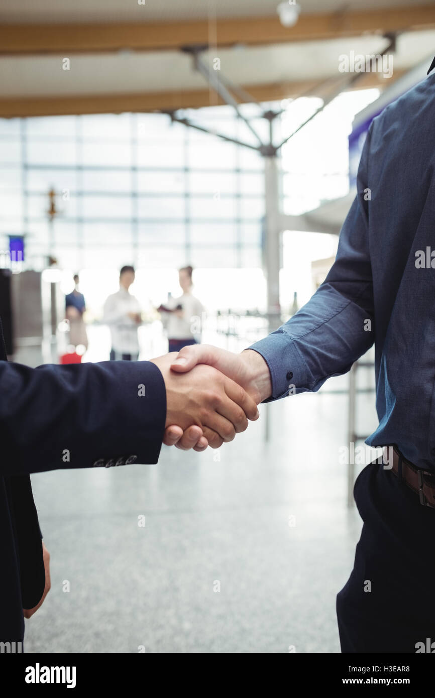 Business people shaking hands hi-res stock photography and images - Alamy