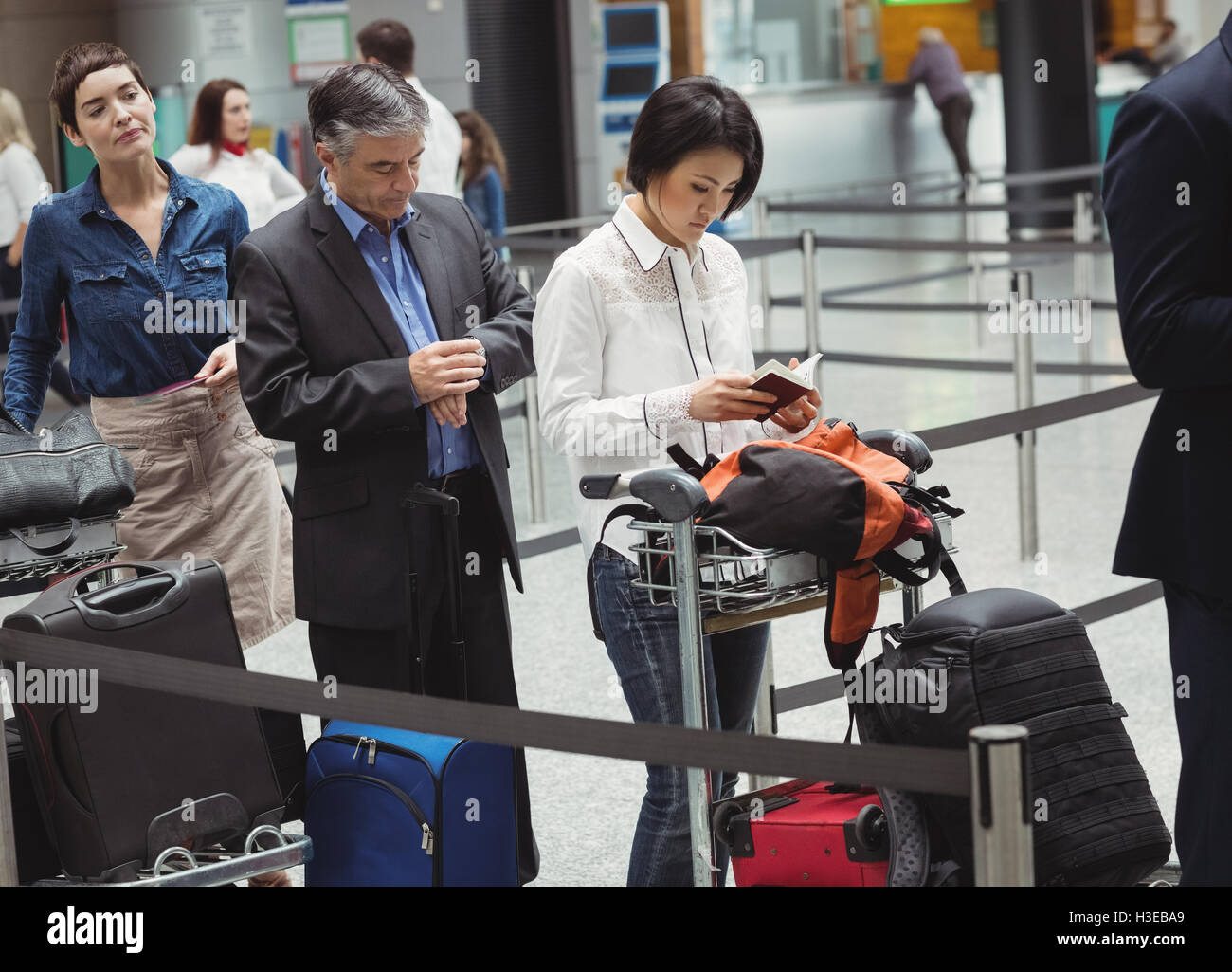 Passengers queue at a check in desk hi-res stock photography and images ...