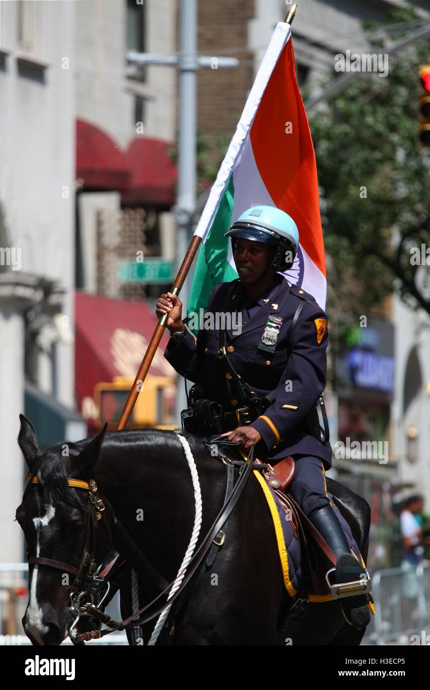 Nypd horseback police hi-res stock photography and images - Alamy