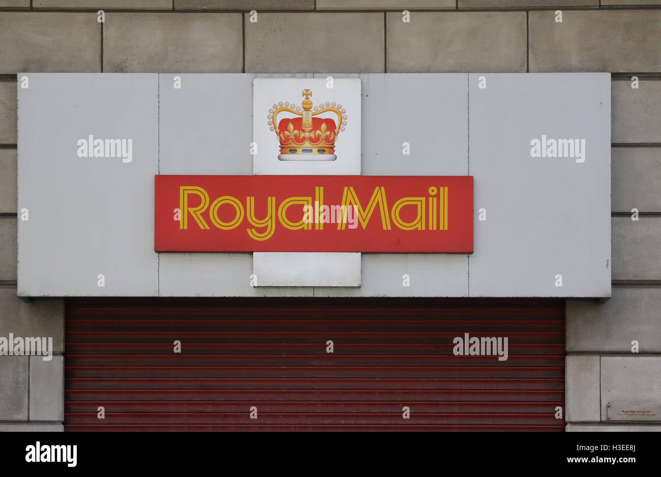 Royal mail sign and roller shutter hi-res stock photography and images ...