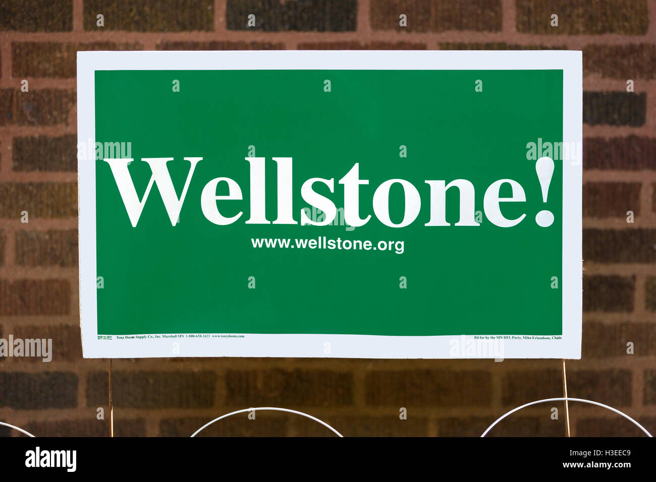 Yard sign for Minnesota Senator Paul Wellstone Stock Photo - Alamy