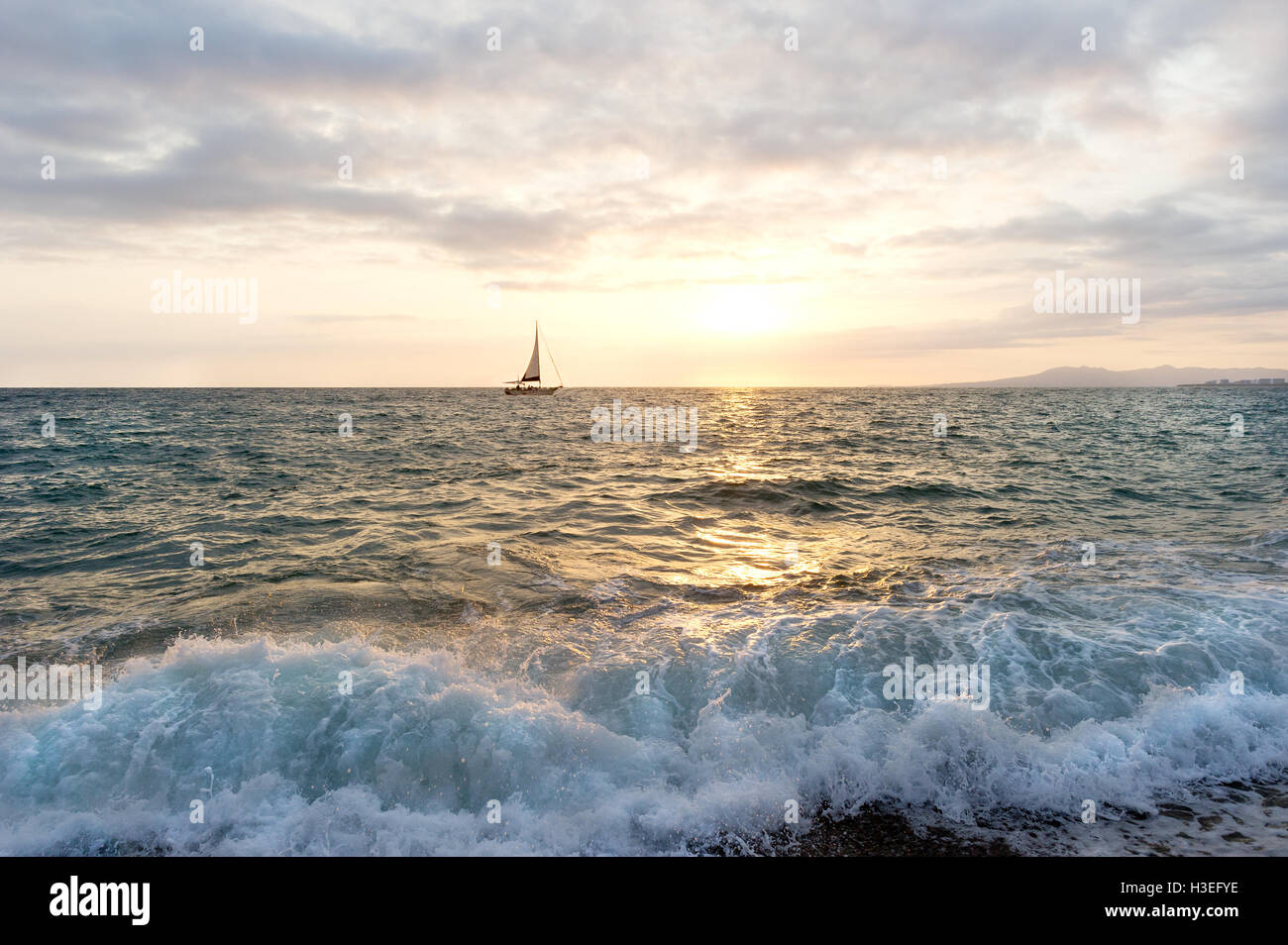 Ocean sunset sailing hi-res stock photography and images - Alamy