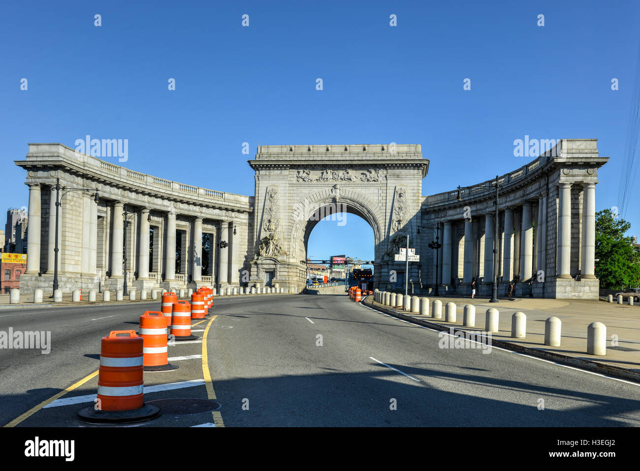 The triumphal arch and colonnade at the Manhattan entrance of the ...