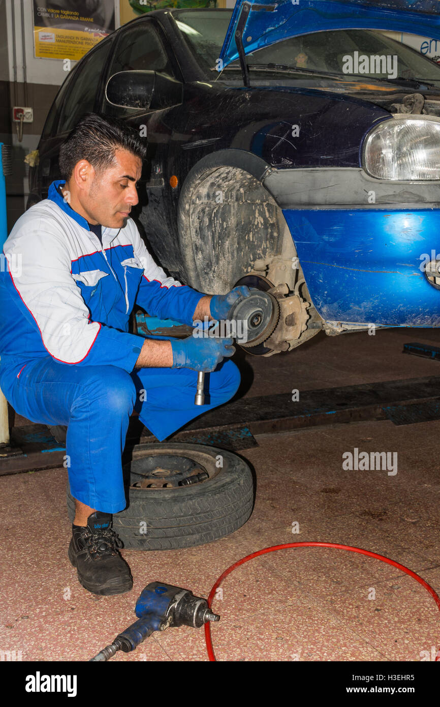 Fixing engine hi-res stock photography and images - Alamy