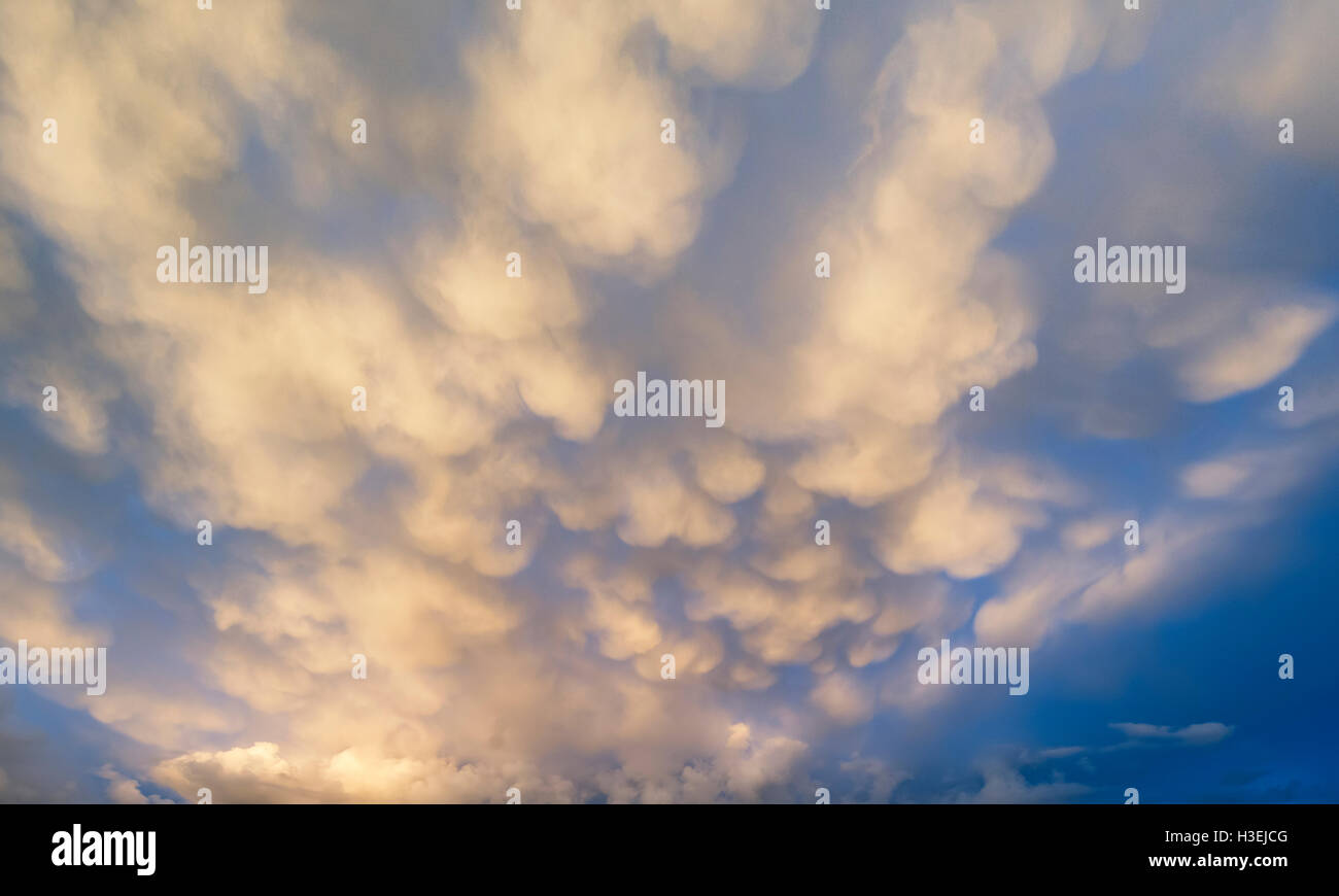 Stunning mammatus clouds formation immediately prior to violent storm ...