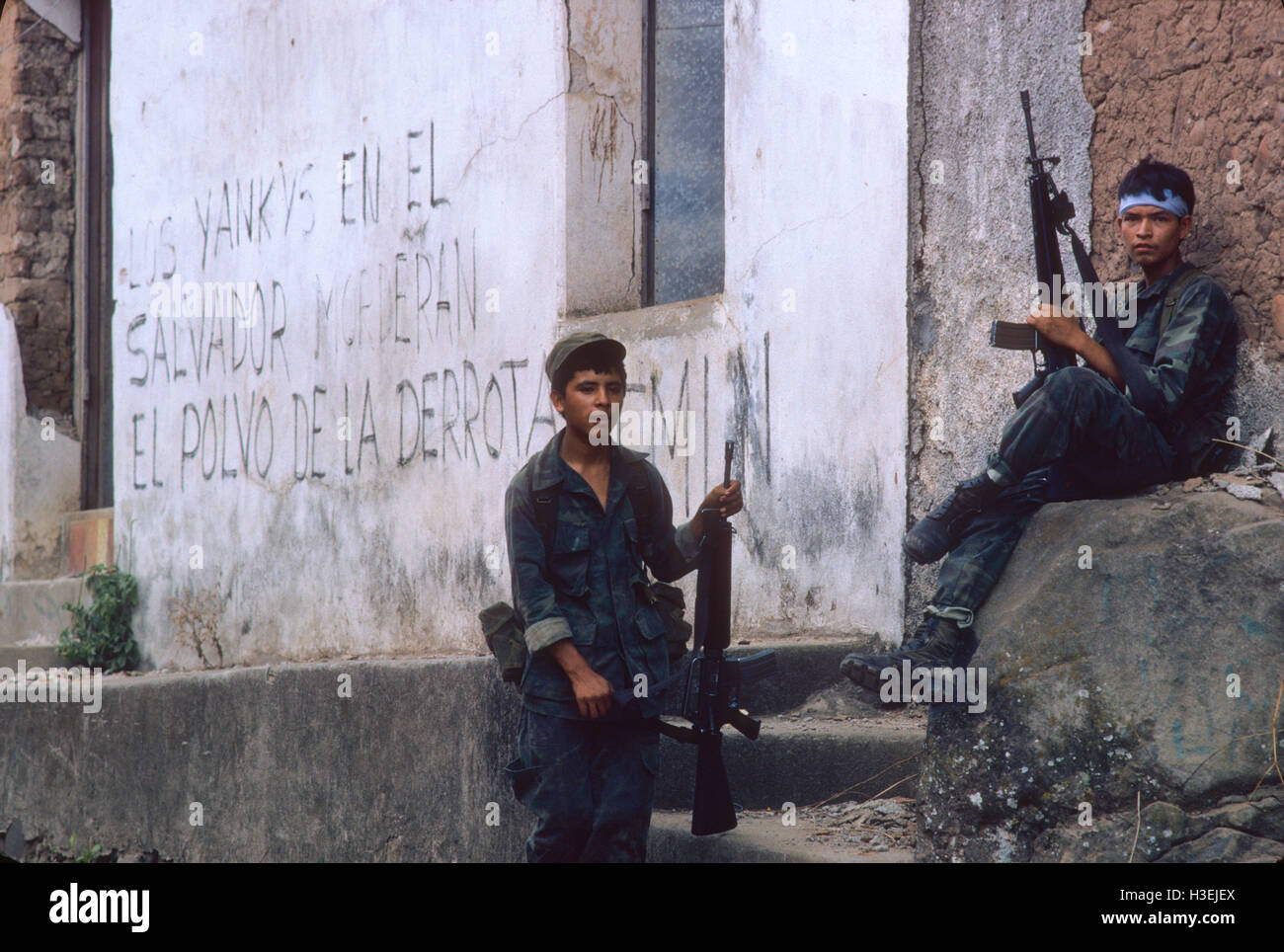 El Salvador, 1986. Government soldiers in camouflage on patrol in in ...
